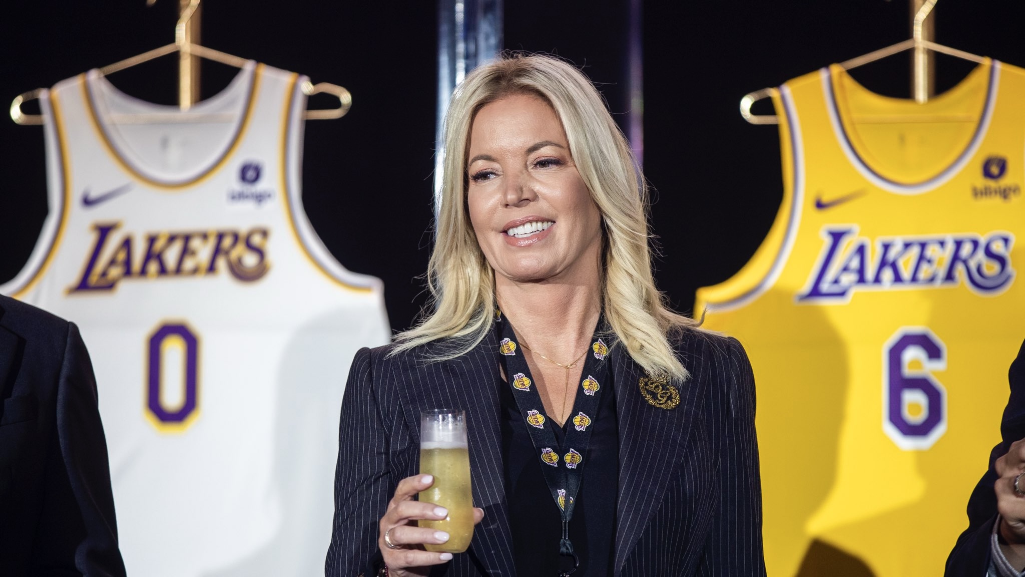 Историческая сделка: «Лейкерс» проданы за $10 миллиардов — от ставки ...